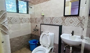 Chuveiro, chuveiro com efeito de chuva, produtos de toalete grátis