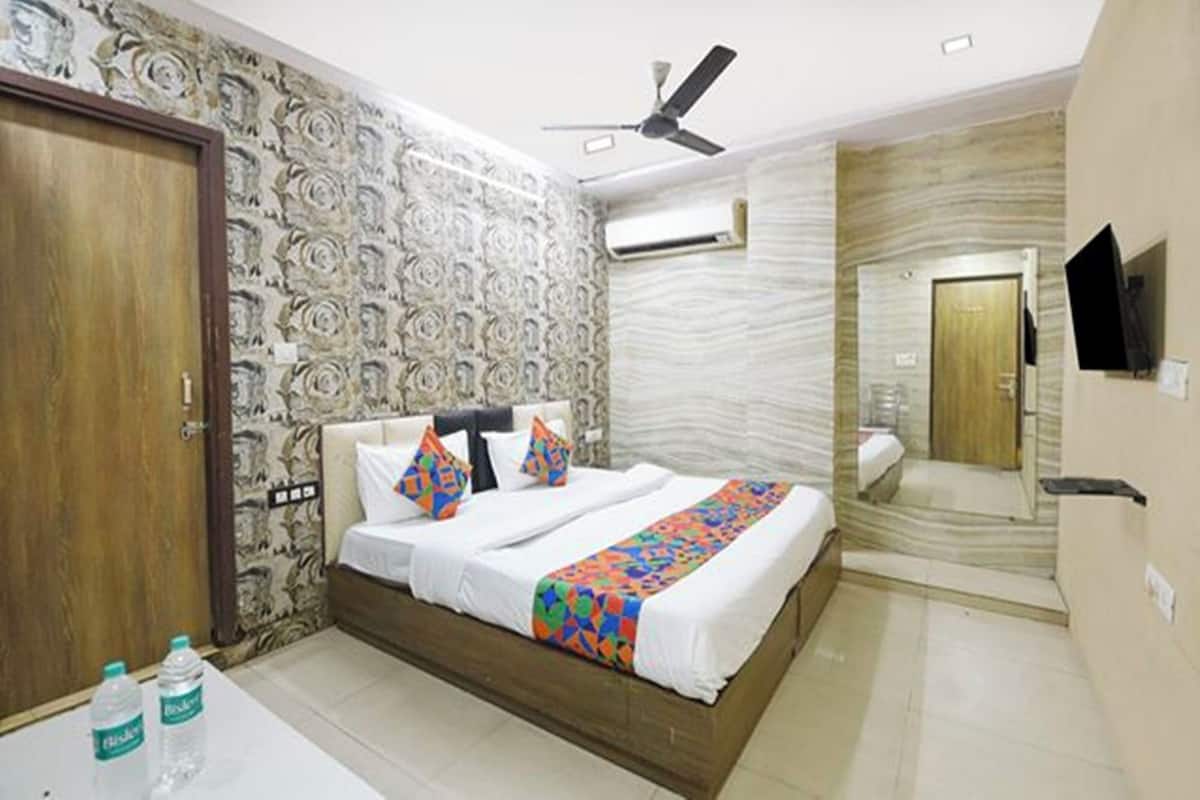 Quarto Deluxe | Lençóis de algodão egípcio, roupa de alta qualidade, cofre no quarto