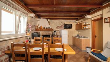 Casa | Cozinha privada | Um frigorífico, um micro-ondas, uma placa de cozinha