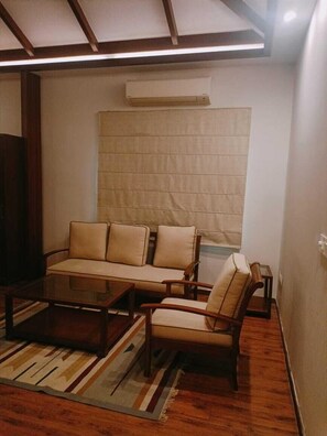 Quarto casal real, vista para o resort | Área de estar