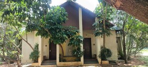 Quarto casal ou duplo premier, sacada, vista para o jardim | Wi-Fi de cortesia, acesso para cadeiras de rodas