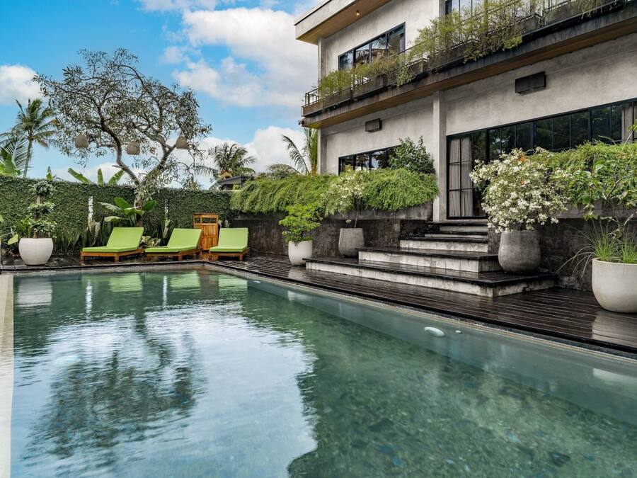 Piscina exterior, espreguiçadeiras