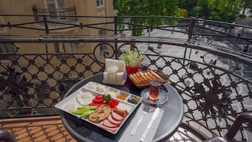 Quarto triplo luxo, sacada, vista para a cidade | Café da manhã | Café da manhã completo grátis todos os dias