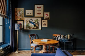 Classy Plus Room | Cofres nos quartos, quartos à prova de som, Wi-Fi de cortesia