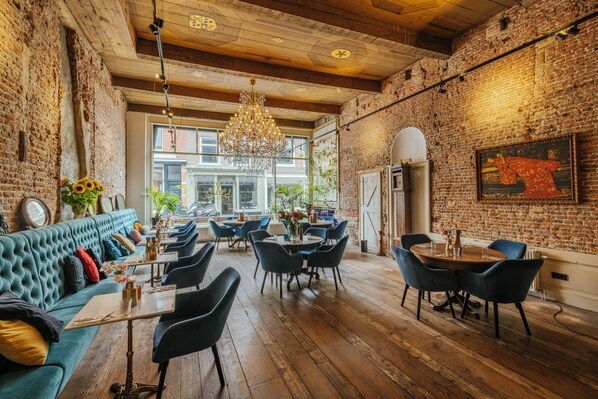 Café da manhã com buffet todos os dias (EUR 17.50 por pessoa)