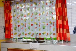 Bangalô família, sacada, vista para o jardim | Cozinha privada | Geladeira, micro-ondas, talheres/pratos/utensílios de cozinha
