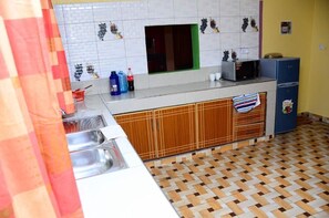 Bangalô família, sacada, vista para o jardim | Cozinha privada | Geladeira, micro-ondas, talheres/pratos/utensílios de cozinha