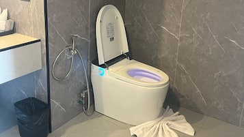 Quarto casal ou duplo luxo | Banheiro | Produtos de toalete grátis, secador de cabelo, toalhas de banho