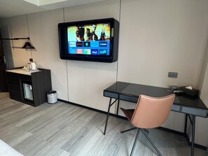 Quarto casal ou duplo luxo | Escrivaninha, espaço de trabalho para notebook, Wi-Fi de cortesia