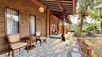 Quarto, sacada, vista para o jardim | Terraço/pátio