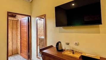 Quarto, sacada, vista para o jardim | Cofres nos quartos, individualmente decorados, escrivaninha