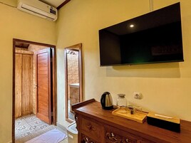 Quarto, varanda, vista para o jardim | Cofre no quarto, secretária 