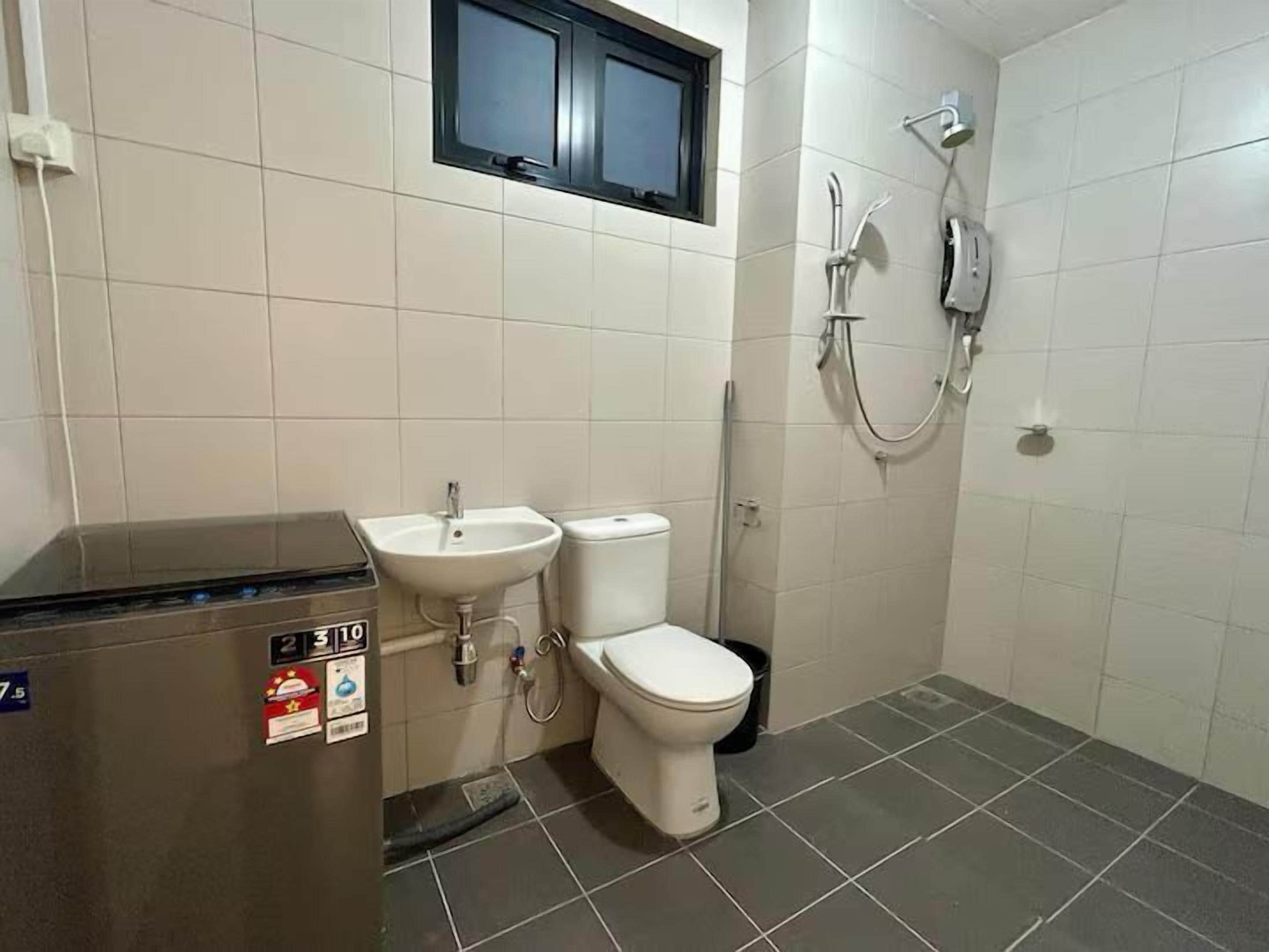 Apartamento básico, vista para a cidade | Banheiro | Secador de cabelo, toalhas de banho, sabonete, shampoo