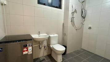 Apartamento básico, vista para a cidade | Banheiro | Secador de cabelo, toalhas de banho, sabonete, shampoo