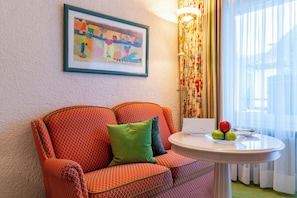 Quarto Individual Comfort, varanda, vista para o jardim | Cofre no quarto, secretária
