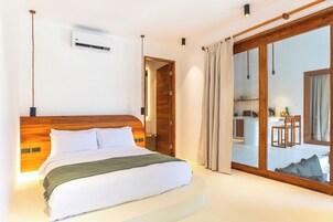 Cofres nos quartos, escrivaninha, espaço de trabalho para notebook