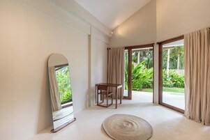 Cofres nos quartos, escrivaninha, espaço de trabalho para notebook