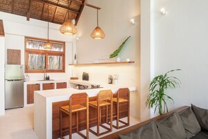 Panela elétrica de arroz, cadeirão de bebê, toalhas de papel