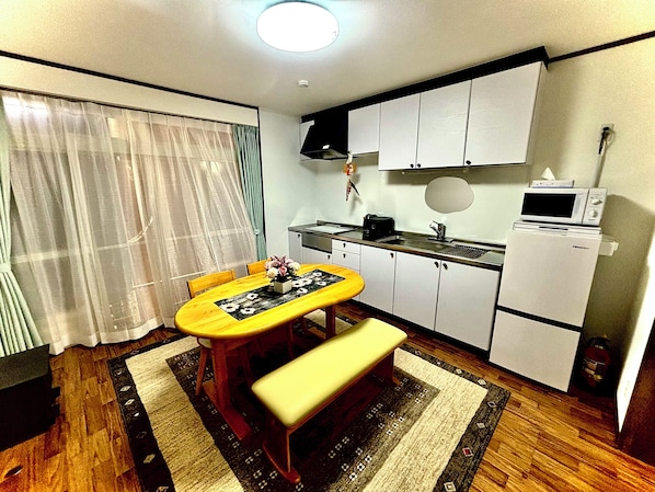 Quarto Duplo ou Twin | Cozinha privada | Um frigorífico/congelador grande, um micro-ondas, uma placa de cozinha
