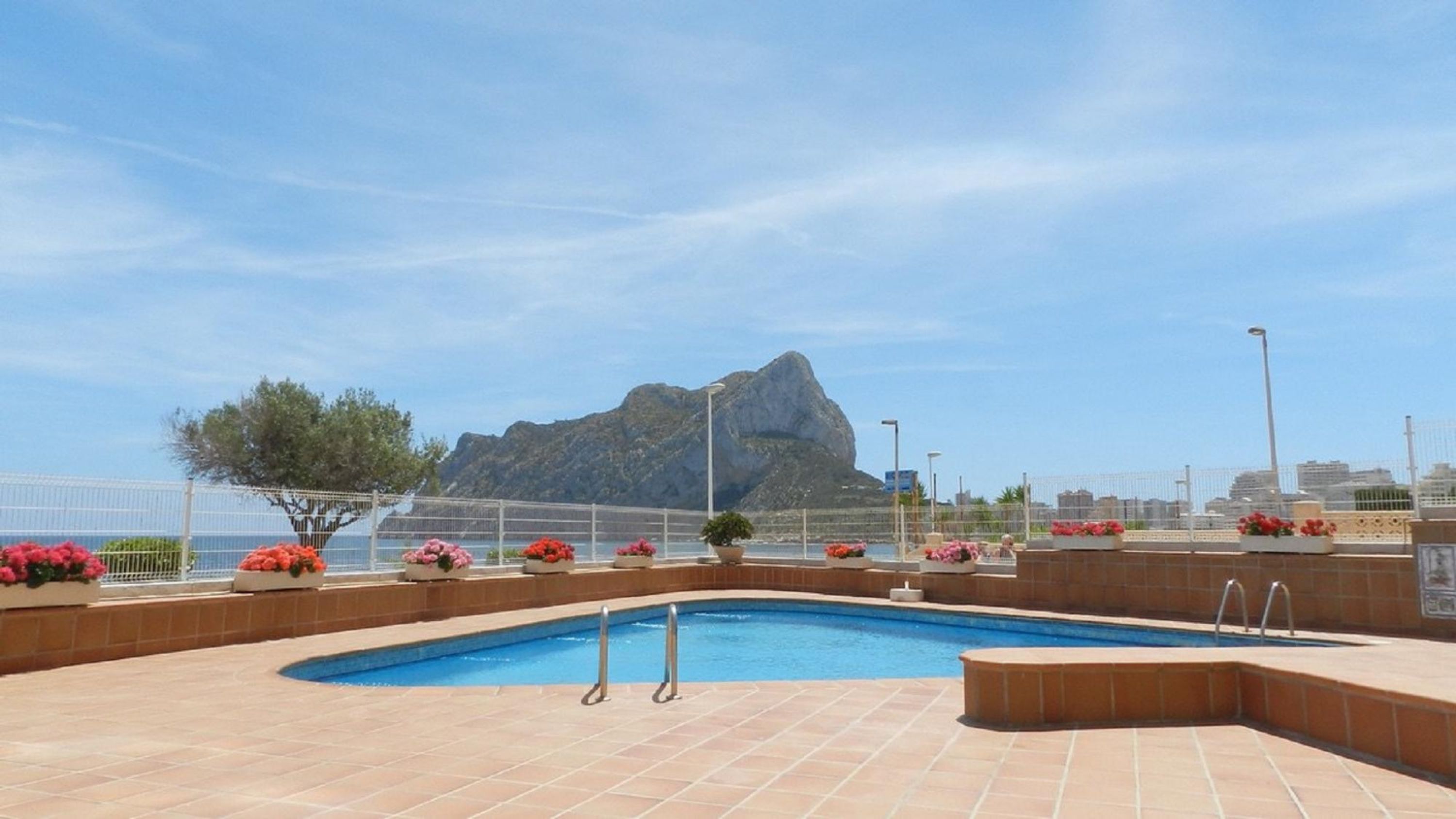 Piscina com vista para uma montanha.