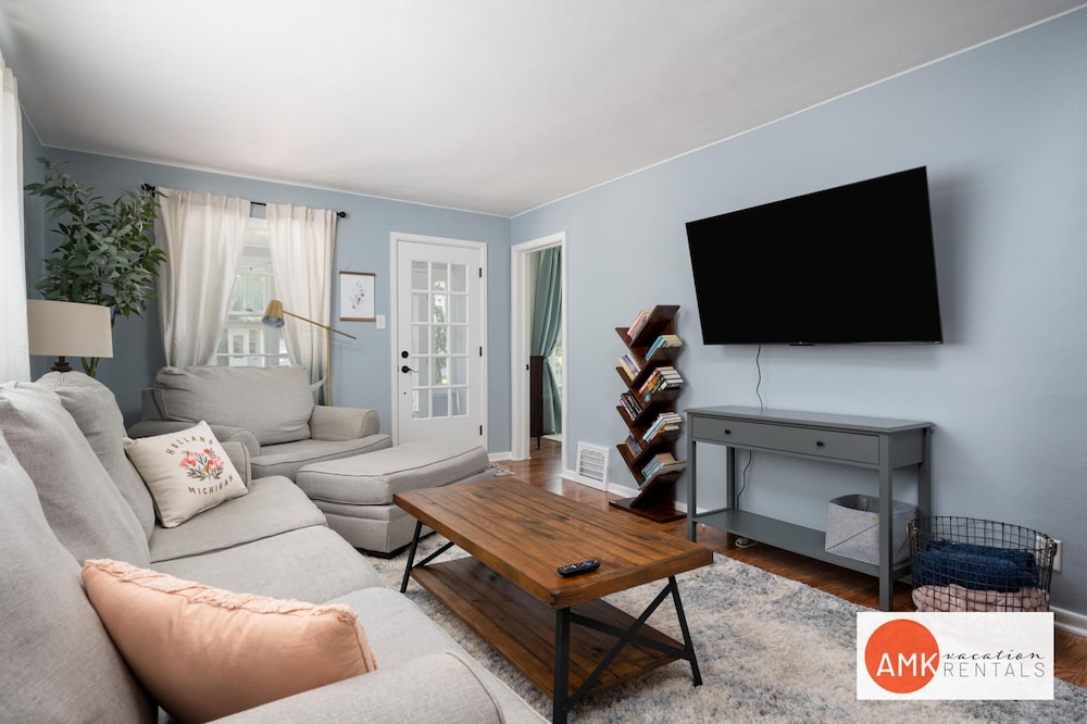 Holland Hideaway In Holland - Holland Tulip Time Festival