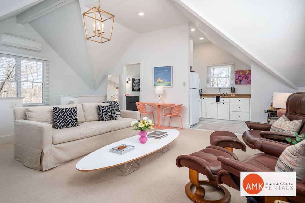 Downtown Douglas Coach House - Douglas, MI