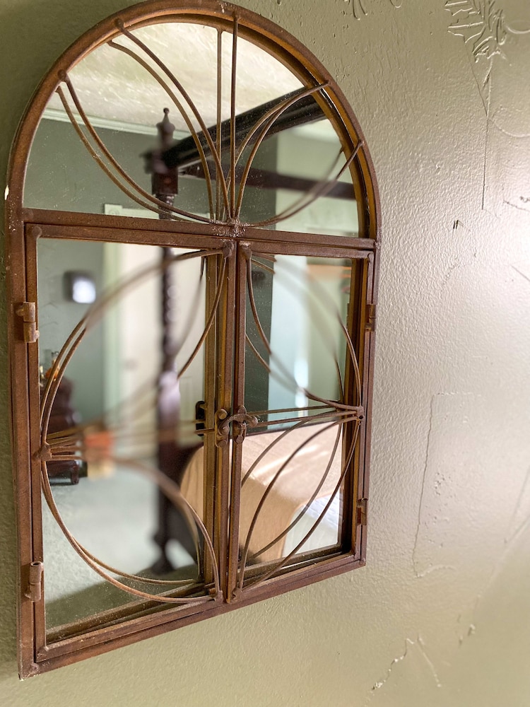 Upstairs At Thevictorian - Lush Walkable And Dog-friendly Retreat - Steps From Downtown Bellingham - Bellingham, WA