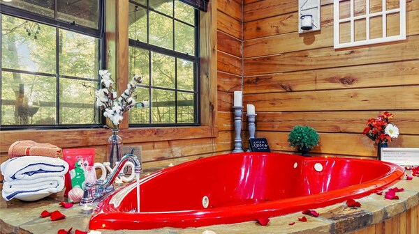 Enchanted Romance Mountain Views Heart Shaped Tub Hot Tub Private - Sky Rider, Pigeon Forge