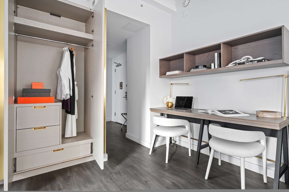 17john: Deluxe King Studio Apartment - Long Island, NY