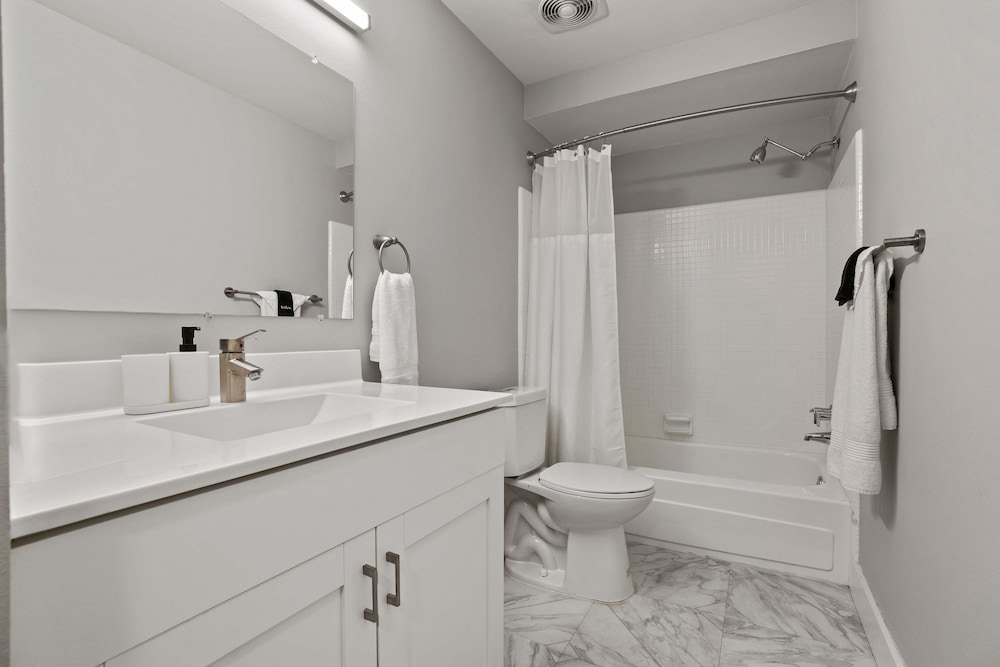 Cozy 2br 2ba Apartment For The Family - Rochester Hills, MI