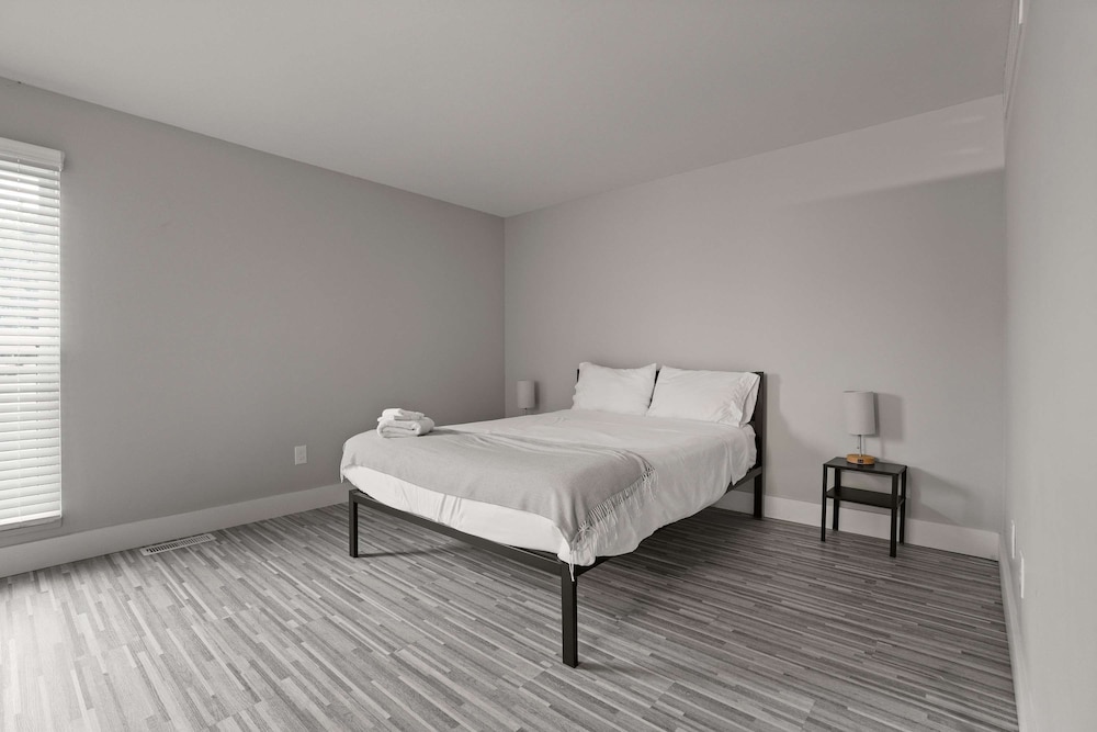 Modern 2br 2ba Apartment With Pleasant Views - Rochester Hills, MI