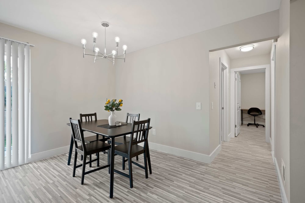 Comfortable 2br 2ba Home Away From Home - Rochester Hills, MI