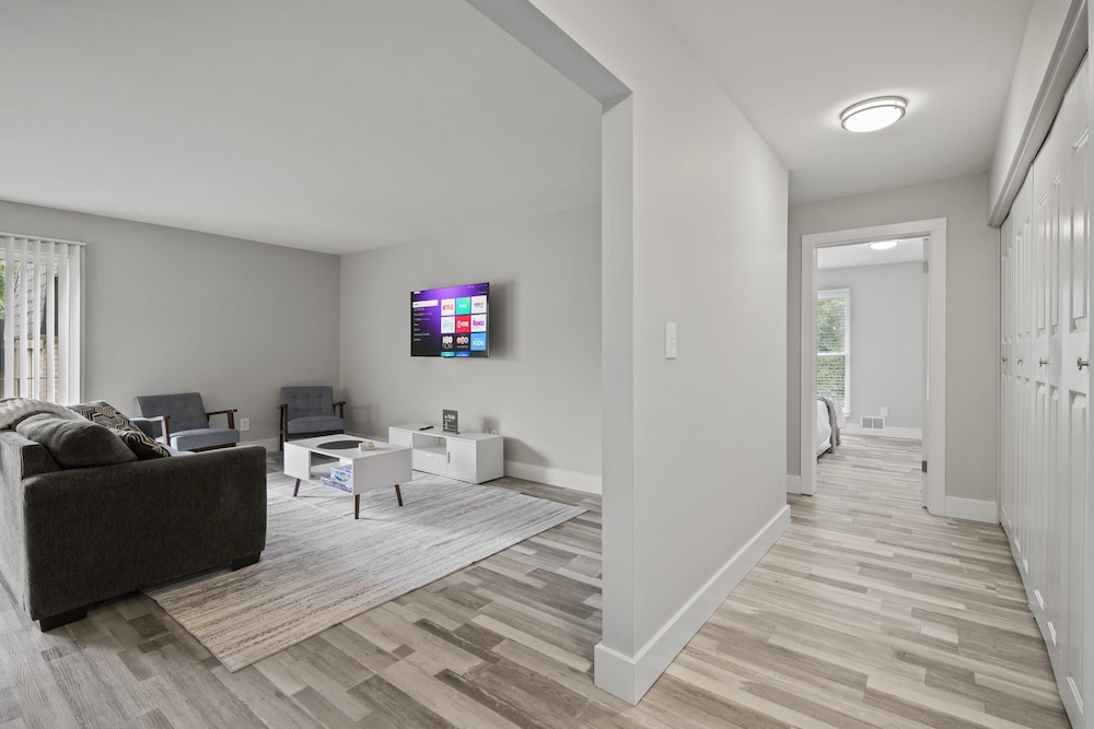 2br Stay Close To Downtown - Rochester Hills, MI