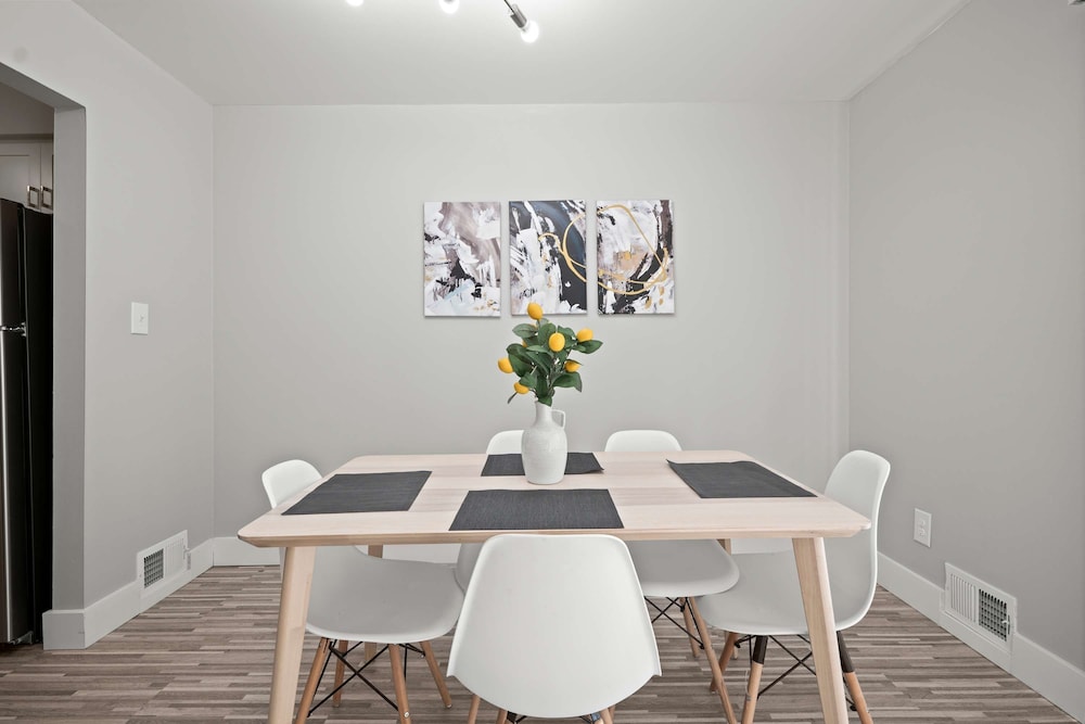 A Unique 2br 2ba Stay - Rochester Hills