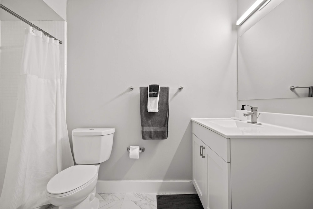 Stylish 2br 2ba Stay In Prime Location - Rochester Hills, MI