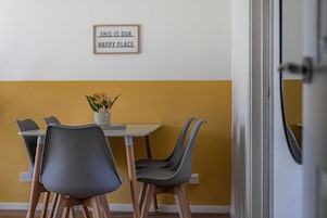 Casa | 2 quartos, secretária, internet de alta velocidade 
