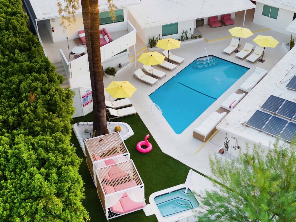 Deluxe Room, 1 King Bed, Kitchen, Pool View - Palm Springs, CA