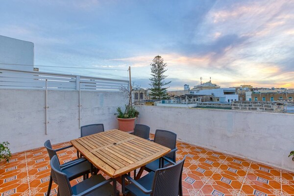 St James The Traditional 4-bed Townhouse Terrace - Valletta, Malta