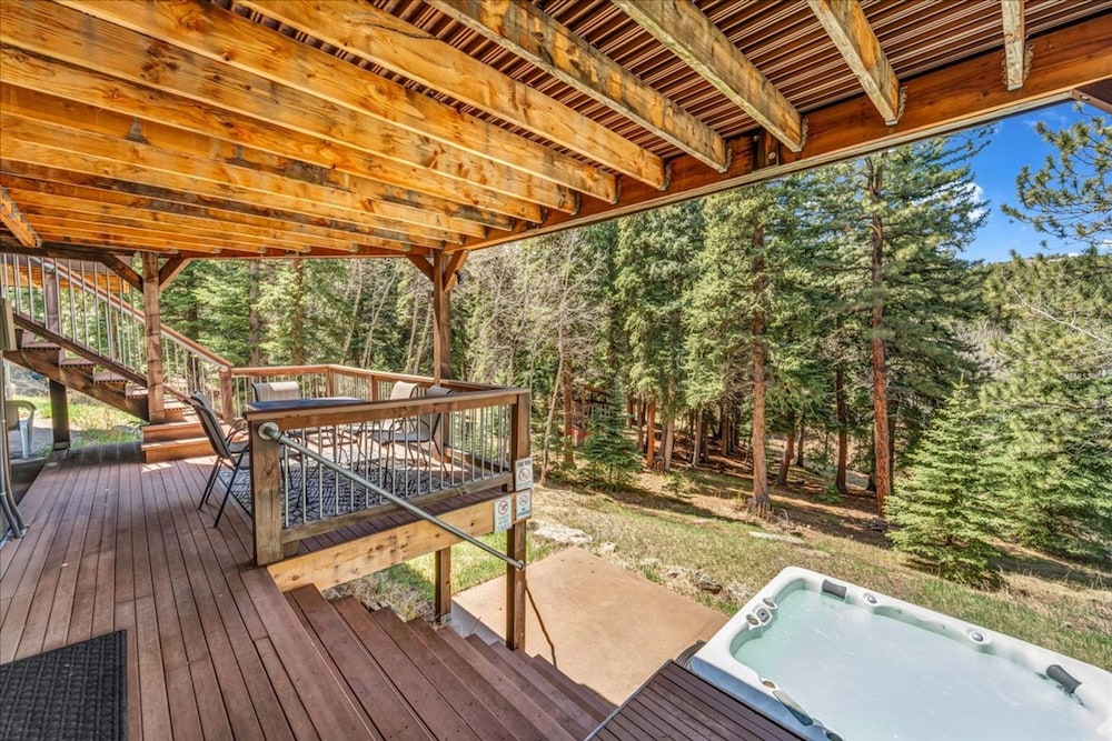 Creekside Mountain Views Hot Tub - Evergreen, CO