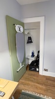 Casa | 1 quarto, escrivaninha