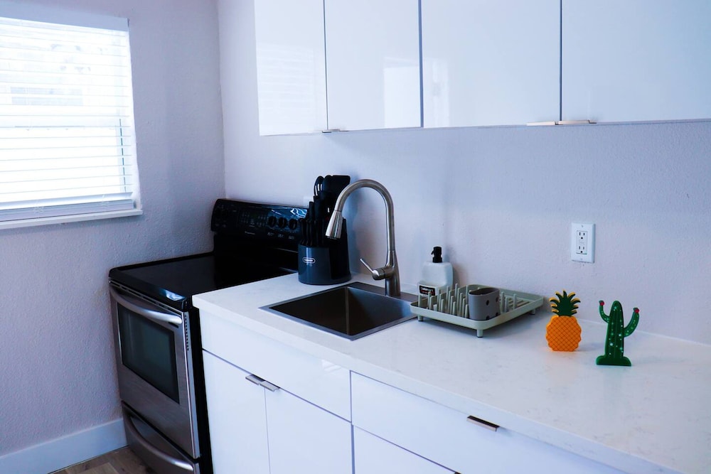 Flamingo Beach House - Dania Beach, FL