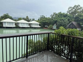 Vila família, 1 quarto, para não fumantes, varanda | Cofres nos quartos, individualmente decorados, cortinas blackout