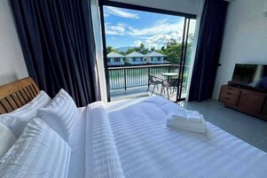 Quarto standard, 1 quarto, para não fumantes, terraço | Cofres nos quartos, individualmente decorados, cortinas blackout