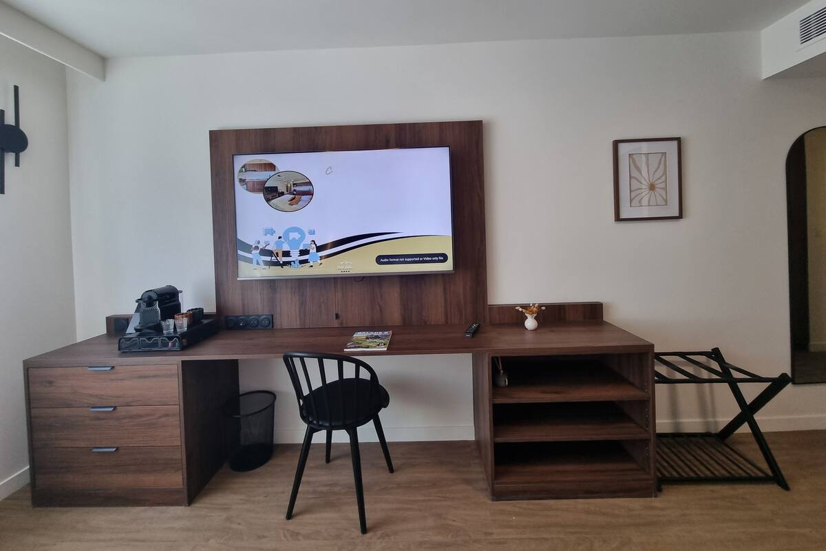 Cofres nos quartos, escrivaninha, espaço de trabalho para notebook