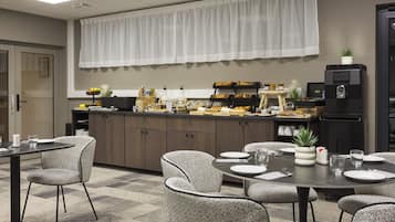 Pequeno-almoço tipo buffet diário mediante uma taxa