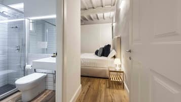 Apartamento Comfort | Casa de banho | Artigos de higiene pessoal grátis, um secador de cabelo, um bidé