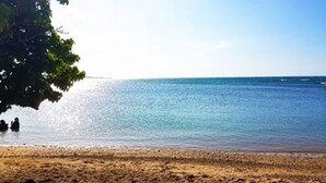 Uma praia com águas cristalinas e uma faixa de areia.