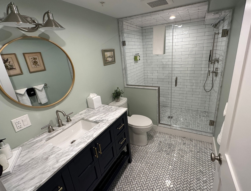 Prime Location Renovated House 6 Bed 4 Bath - Rhode Island