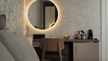 Quarto moderno com um espelho redondo, escrivaninha de madeira, uma cadeira e uma cama.
