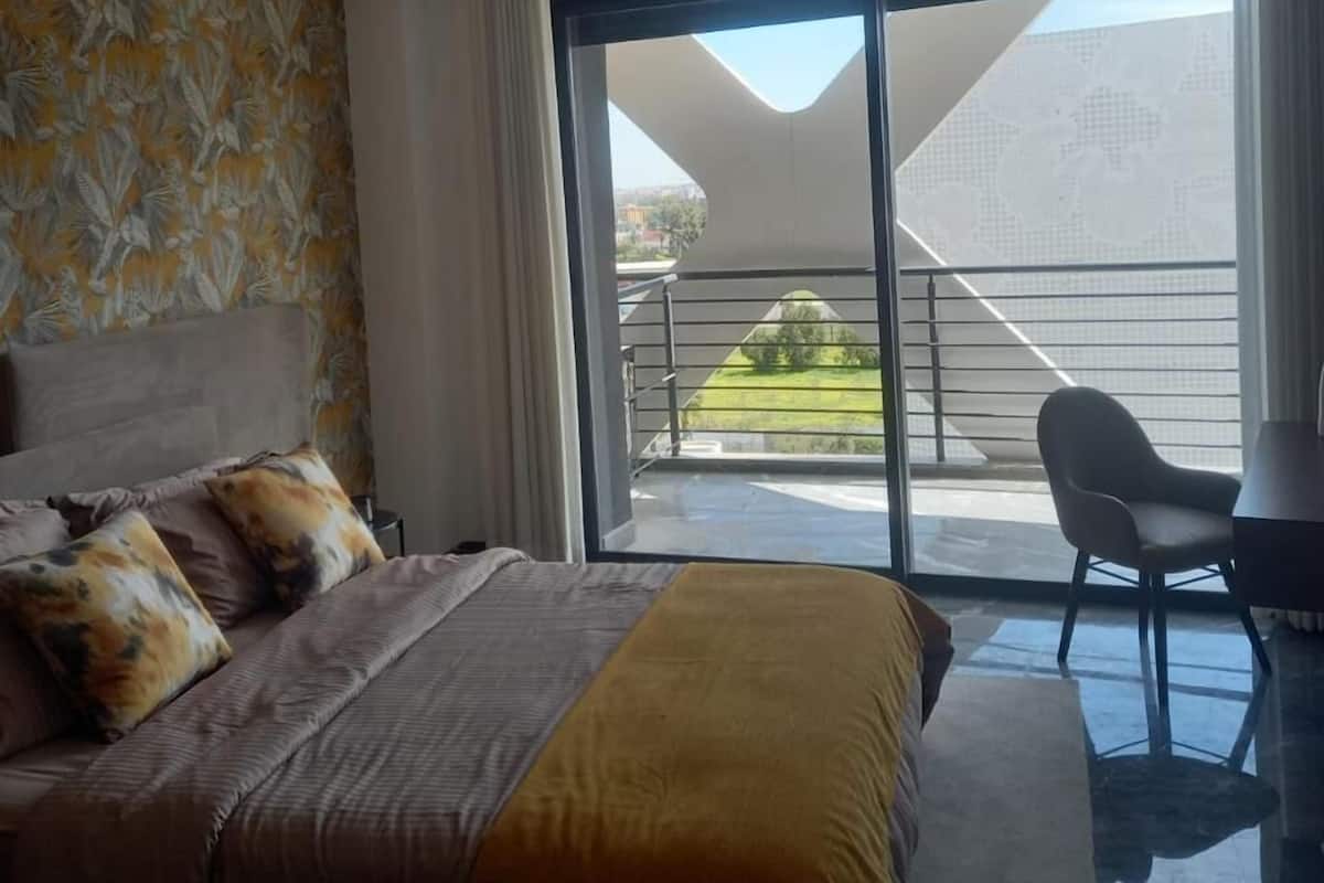 Apartamento Royal, 3 quartos | Cofre no quarto, cortinas/cortinados opacos, Wi-fi grátis